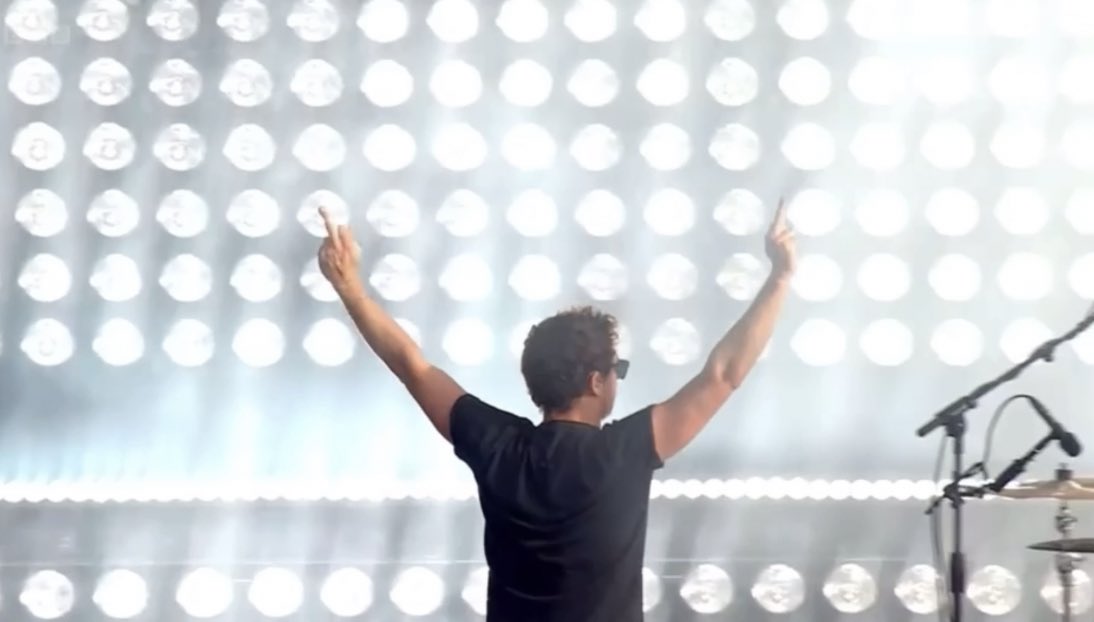 UK Band Royal Blood Insult The Crowd And Flip Them Off For Not Showing ...